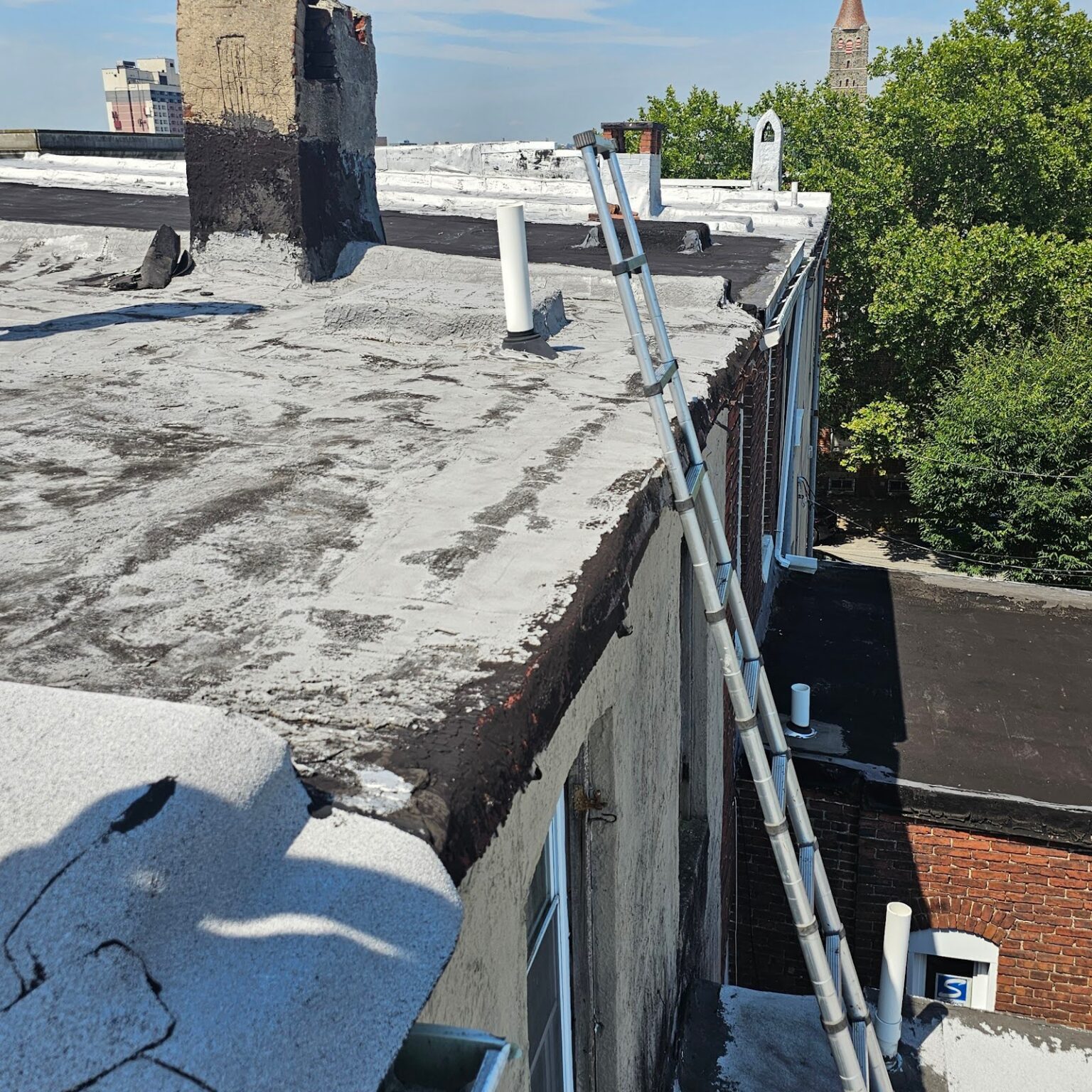 Understanding Surface Cracking at BUR Flat Roofs – Causes & Solutions ...