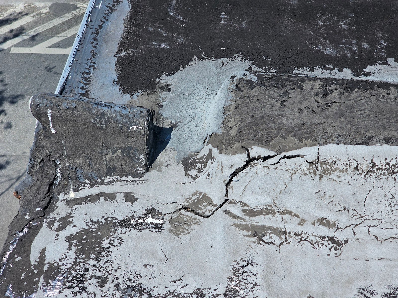 Understanding Surface Cracking at BUR Flat Roofs – Causes & Solutions ...